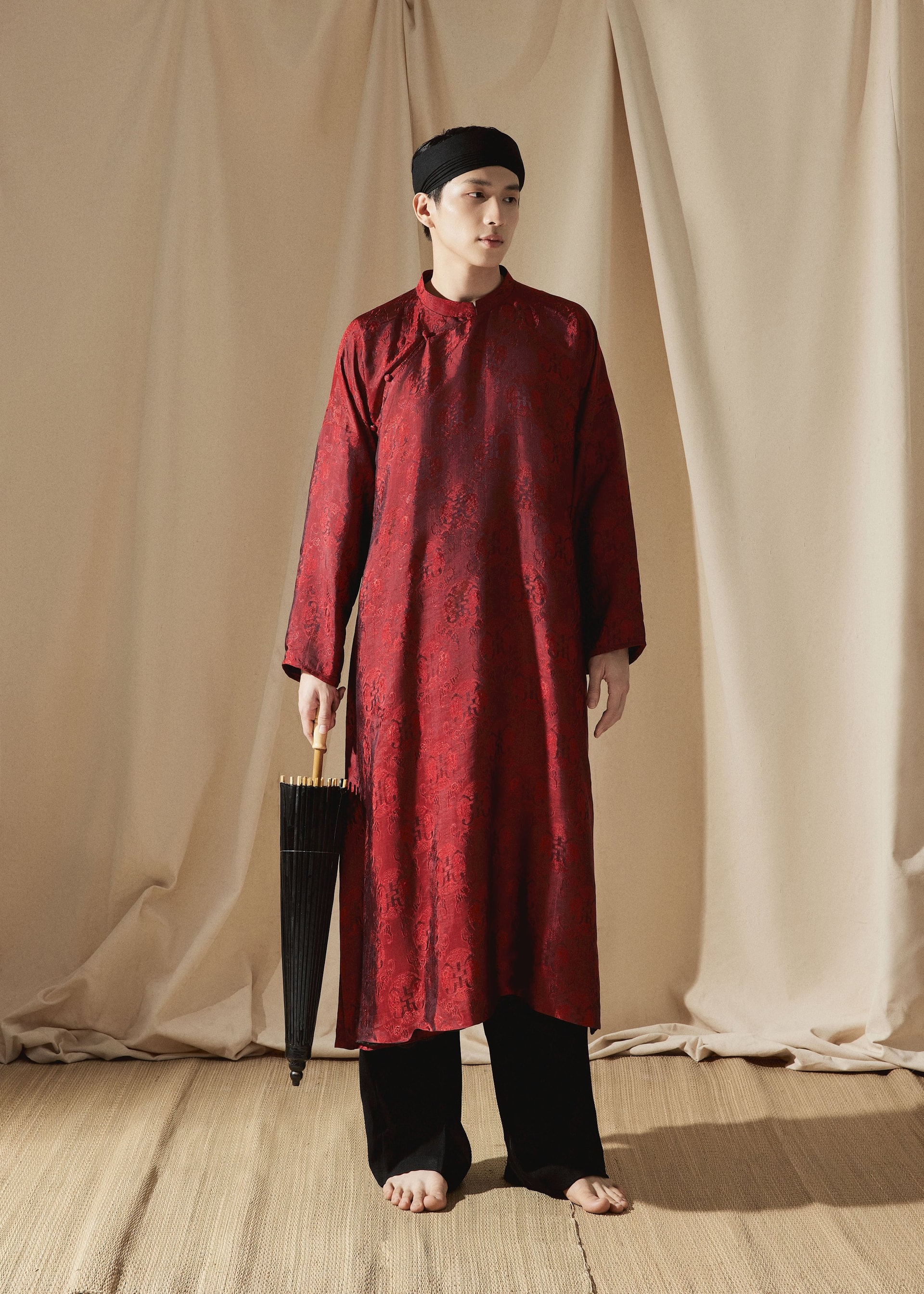 Tay ngang xin mẹ tiền mua máy may đến chủ thương hiệu áo dài trả lương ...